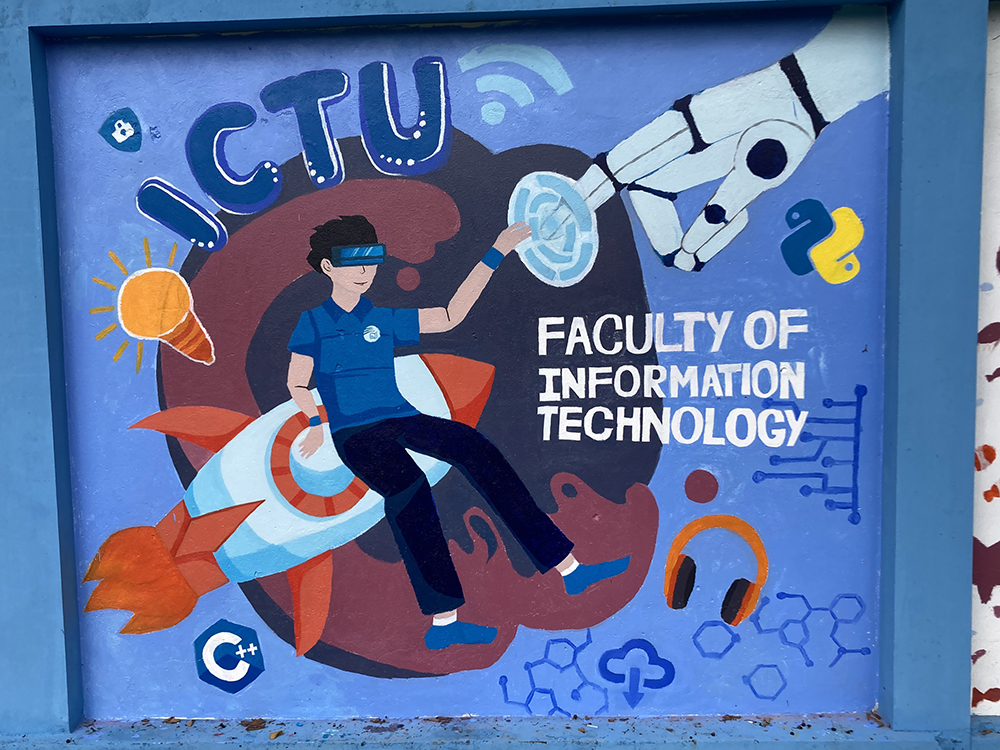 Sinh viên ICTU biến bức tường cũ thành bích họa rực rỡ sắc màu – [ICTU]