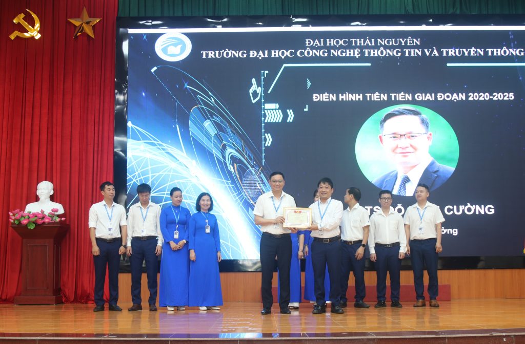 ICTU tổ chức công bố các quyết định khen thưởng các tập thể, cá nhân ...